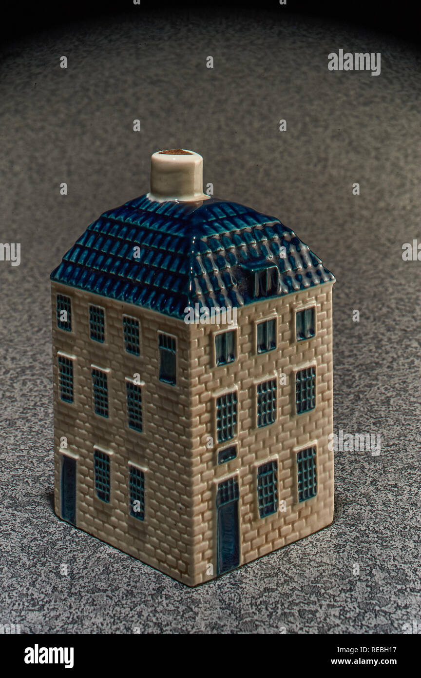26-May-2010-KLM unique Delft Blue miniatures since the 1950s given to ...