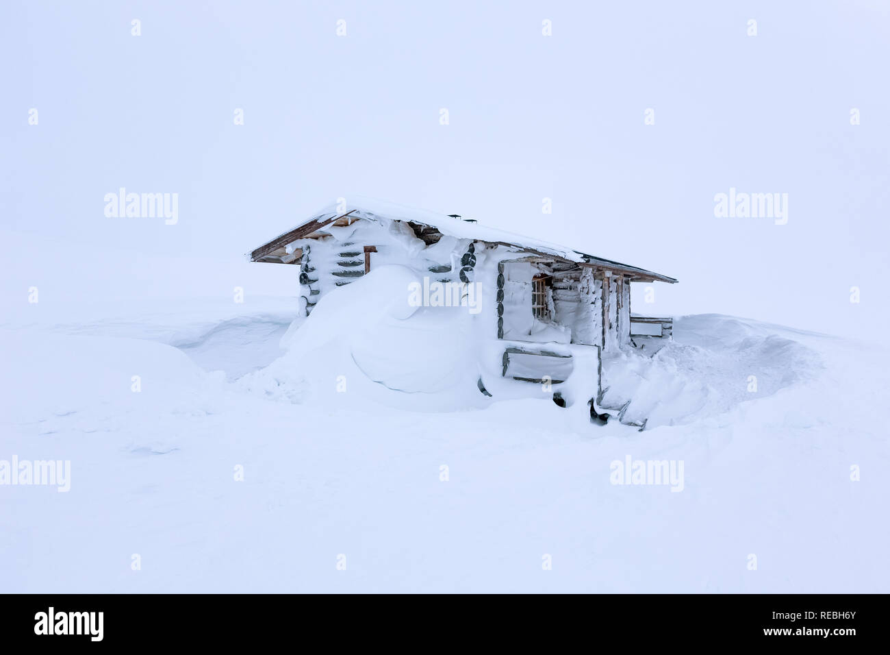 Pihtsusjärvi wilderness hut in Enontekiö, Lapland, Finland Stock Photo ...