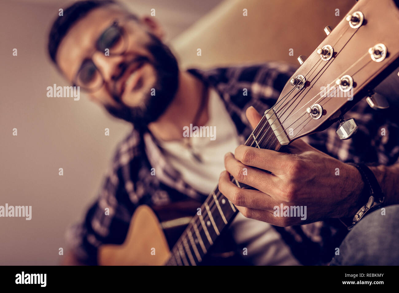 Acoustic guitar played man man hi-res stock photography and images - Alamy