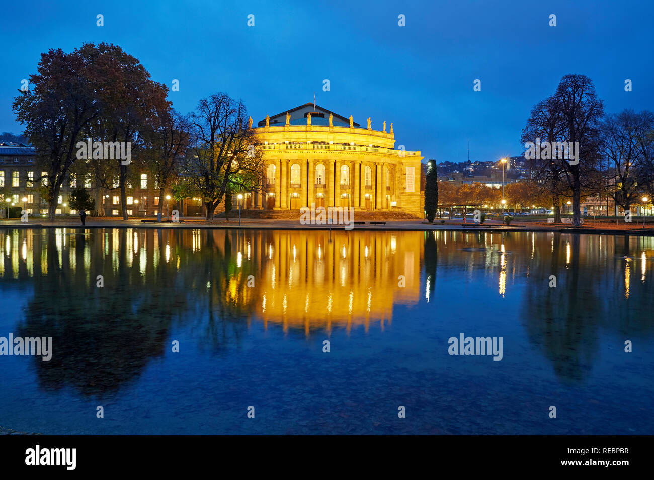 Stuttgart State Theatre illuminated at dusk in lake in Stuttgart Stock ...