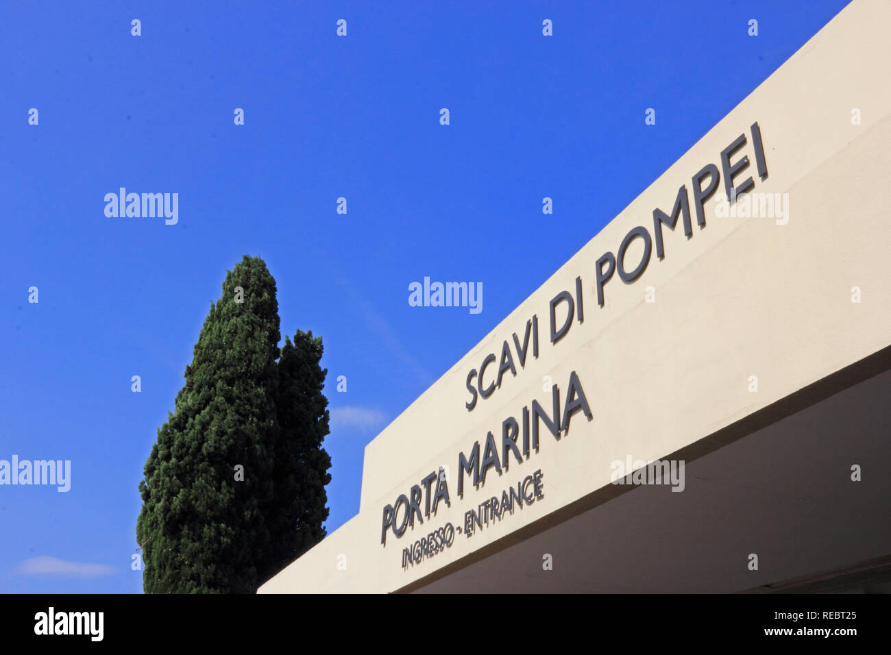 Porta Marina entrance to ruins of Pompeii Stock Photo - Alamy