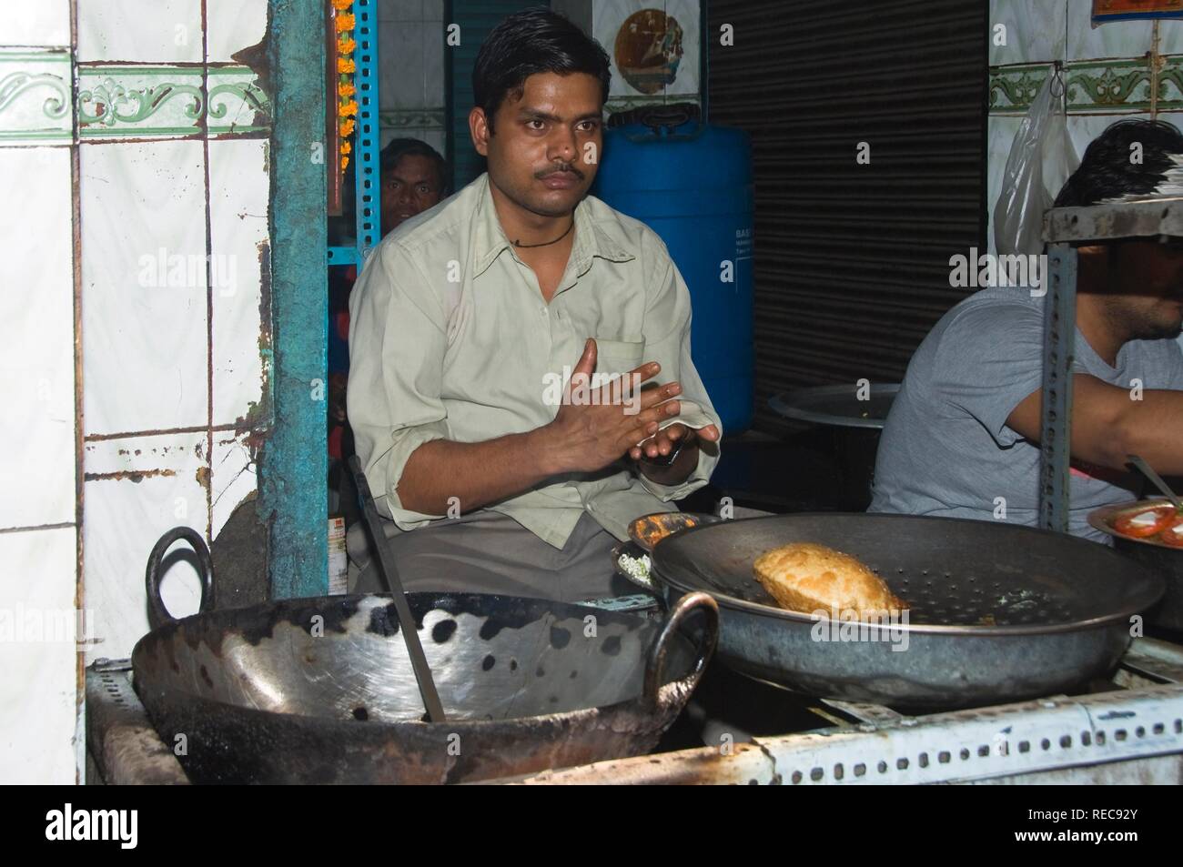 Indian man preparing food, Chandni Chowk Bazar, Old Delhi, India Stock ...