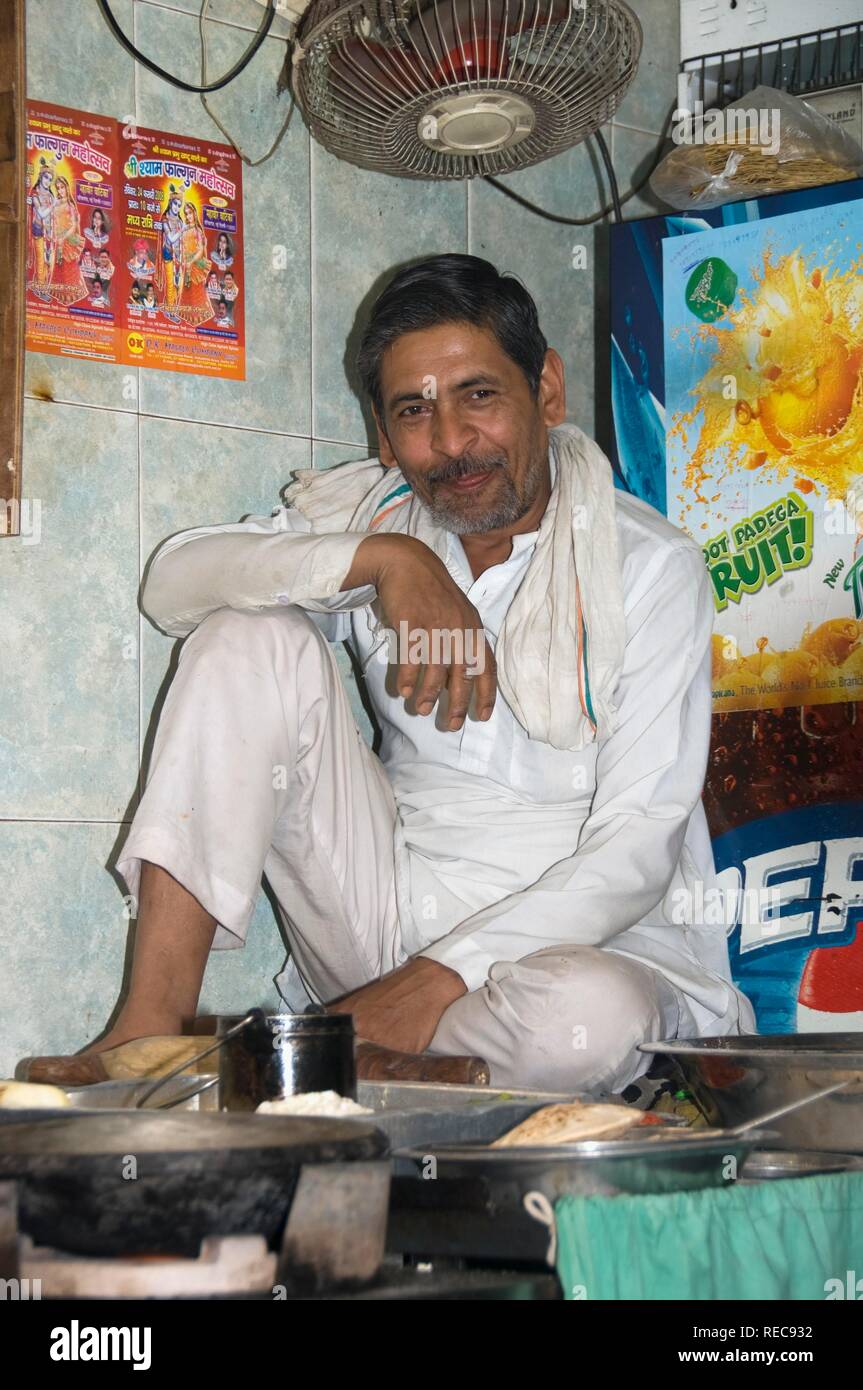 Indian man preparing food, Chandni Chowk Bazar, Old Delhi, India Stock ...