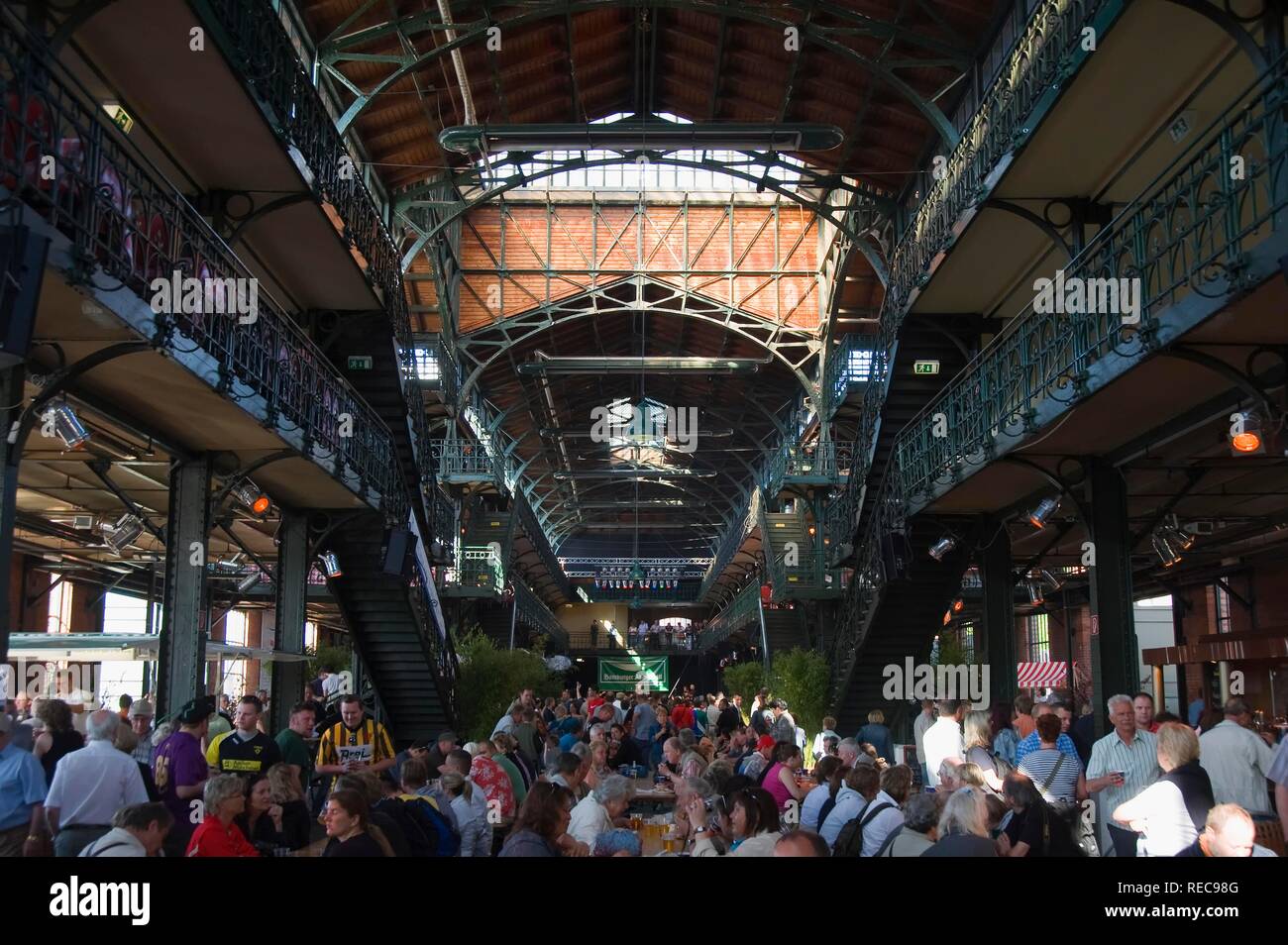Dance and entertainment at the Sunday fish market, Fischmarkt, St Pauli ...