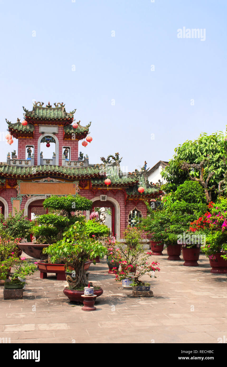 Entrance to Chinese temple Quan Cong in Hoi An, Vietnam Stock Photo - Alamy