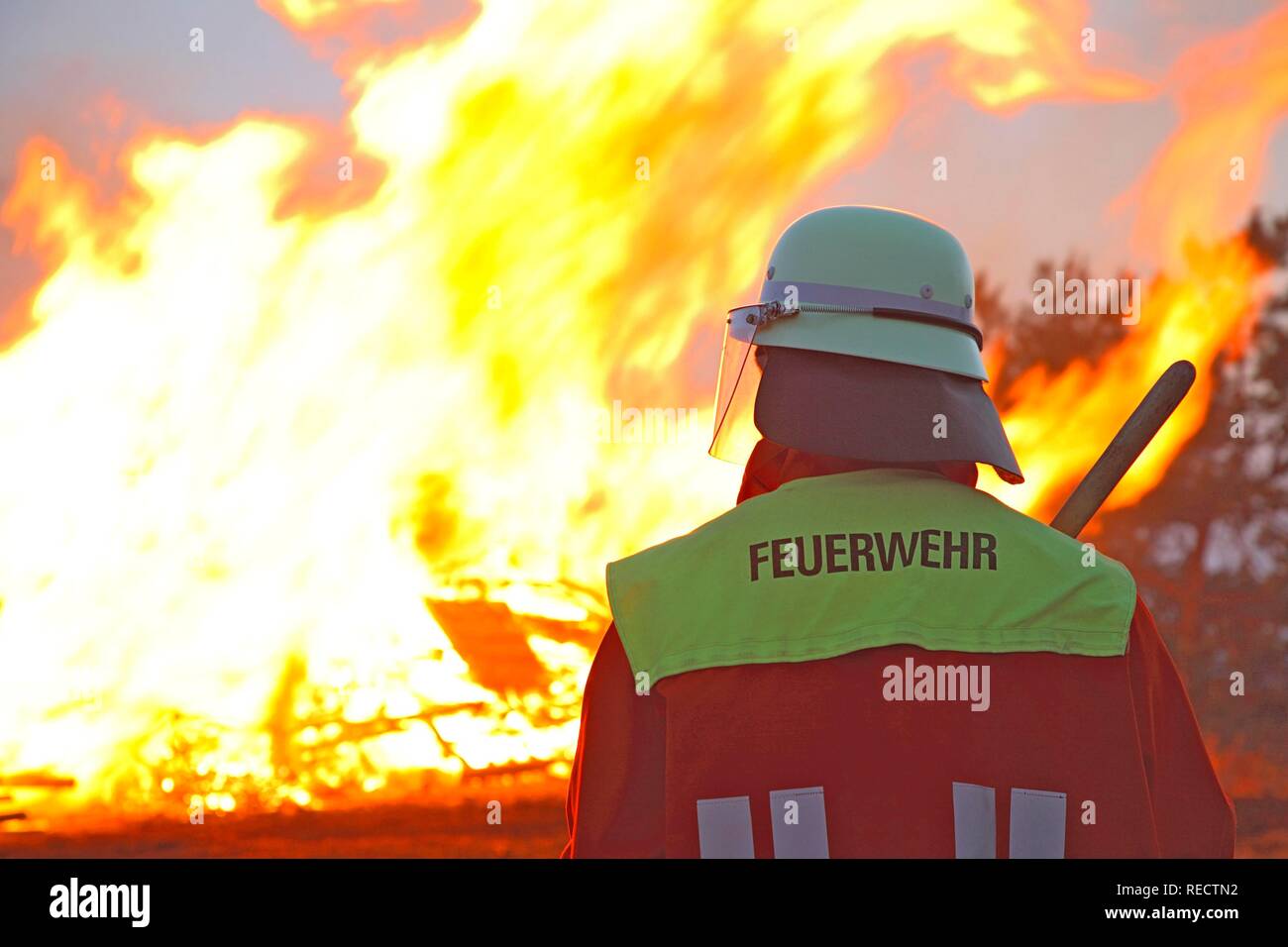Fireman at fire hi-res stock photography and images - Alamy