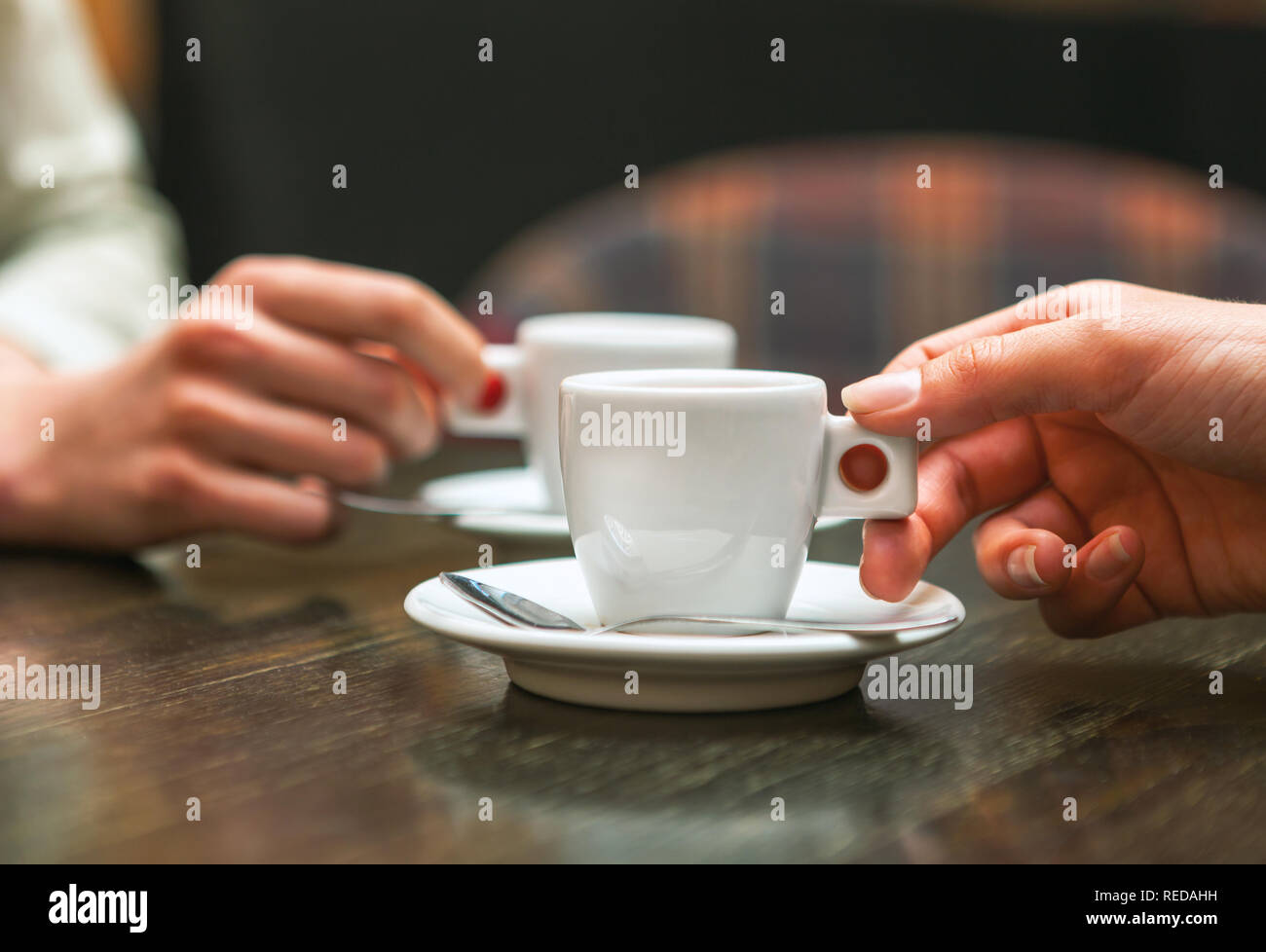 Two people holding coffee cups hi-res stock photography and images - Alamy
