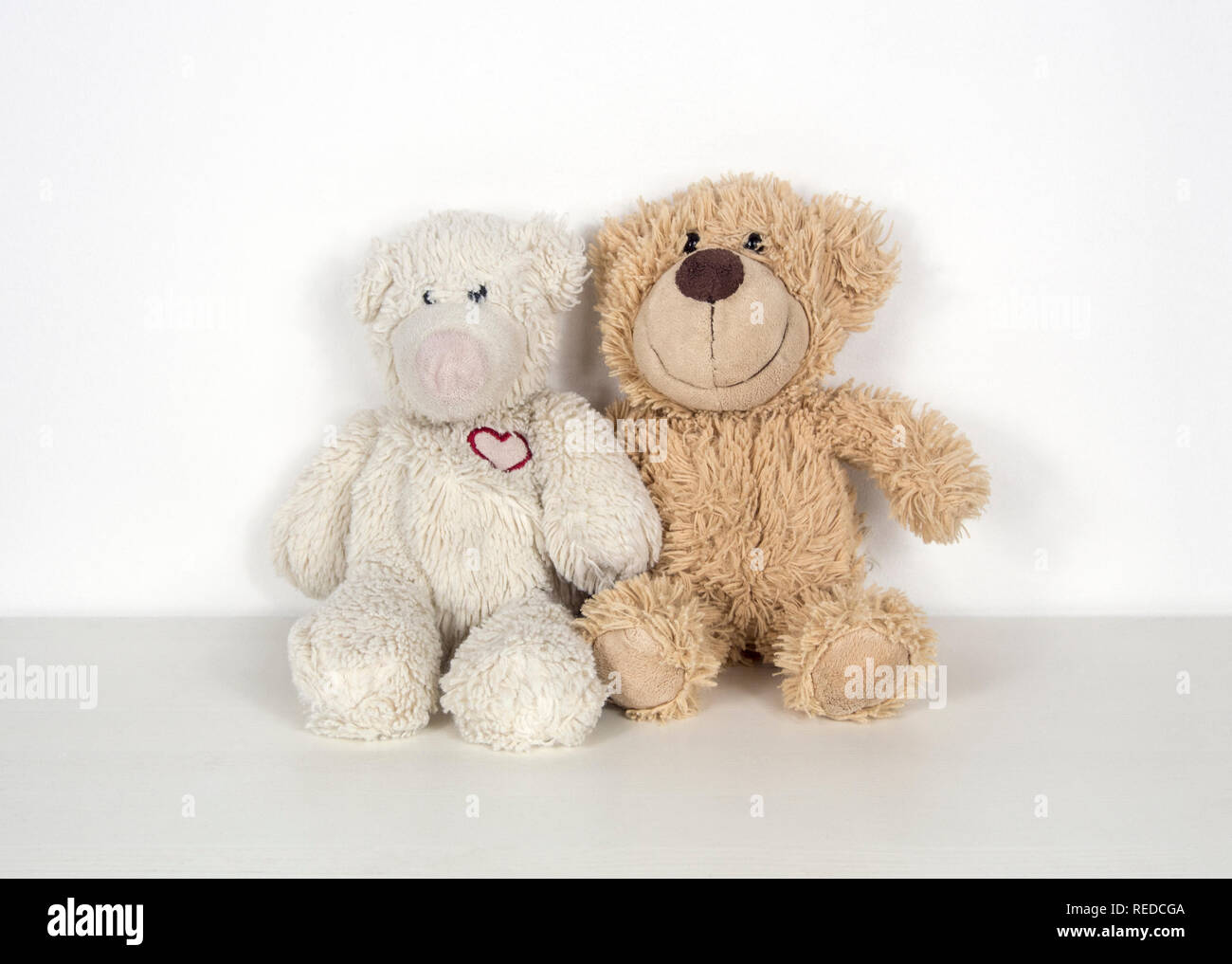 Two teddy bears sitting next to each other Stock Photo - Alamy