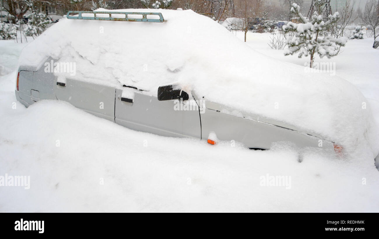 Car driving under snow condition hi-res stock photography and images ...