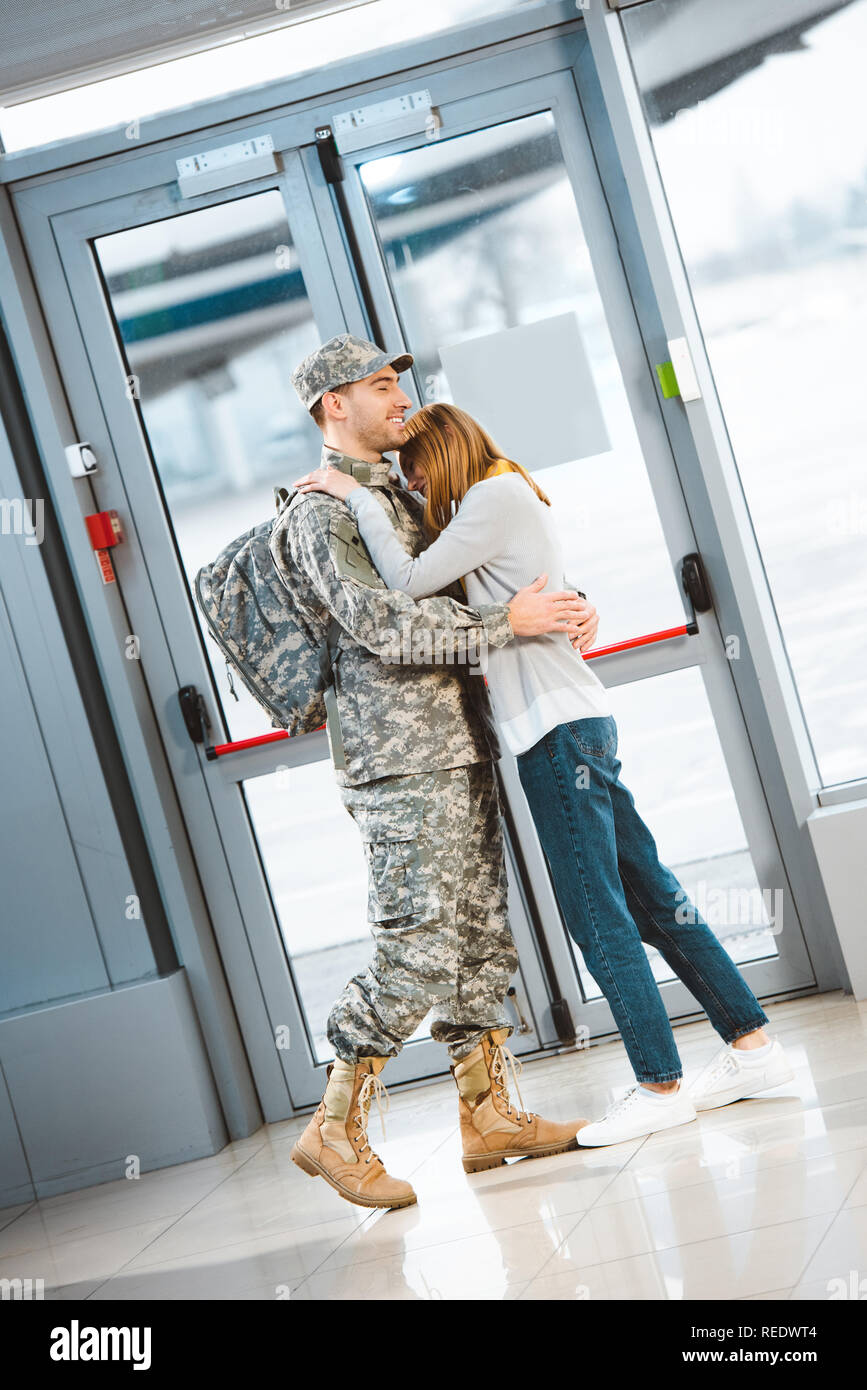 People hugging airport reunion hi-res stock photography and images - Alamy
