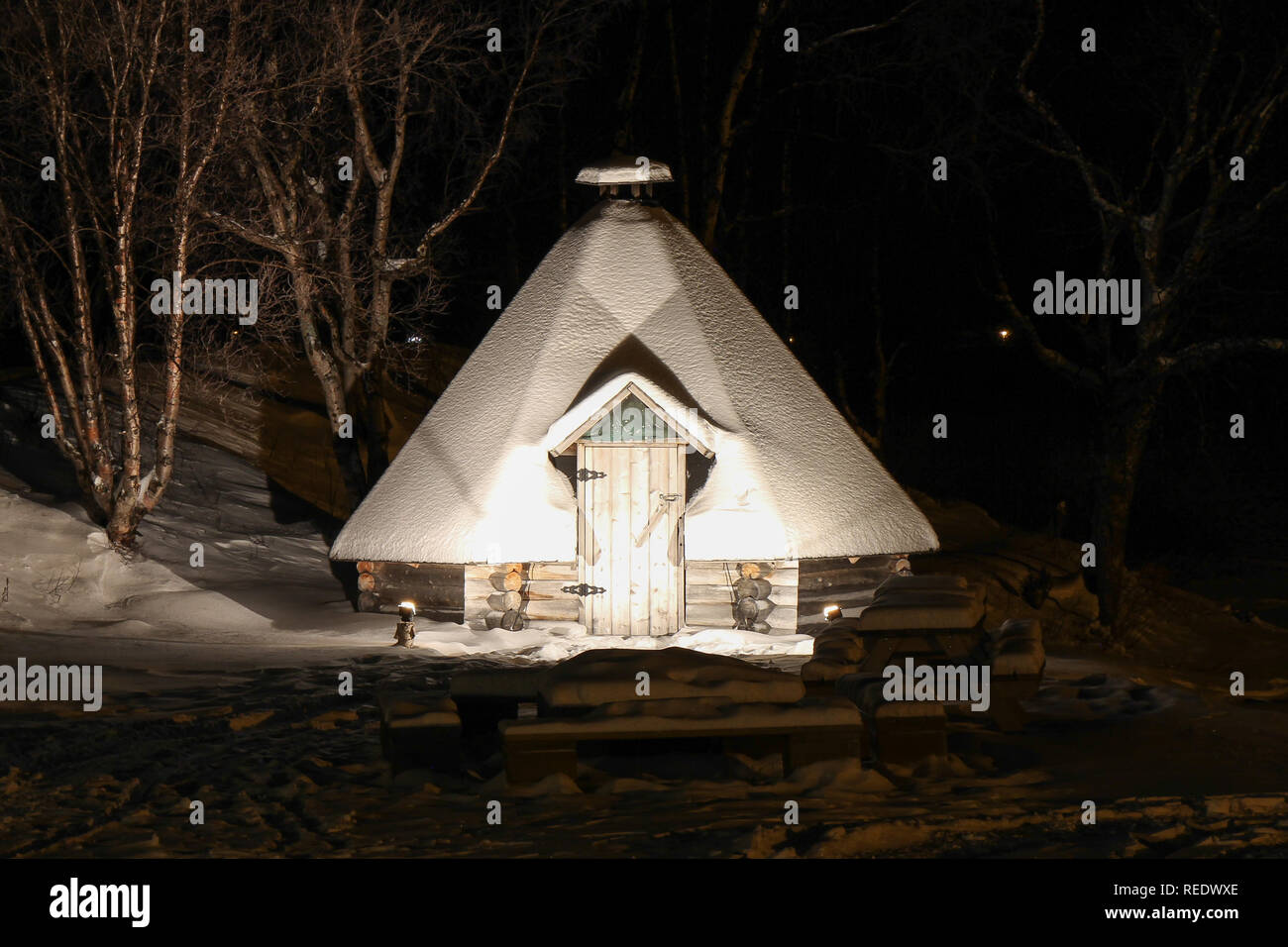 Iglu inuit hi-res stock photography and images - Alamy