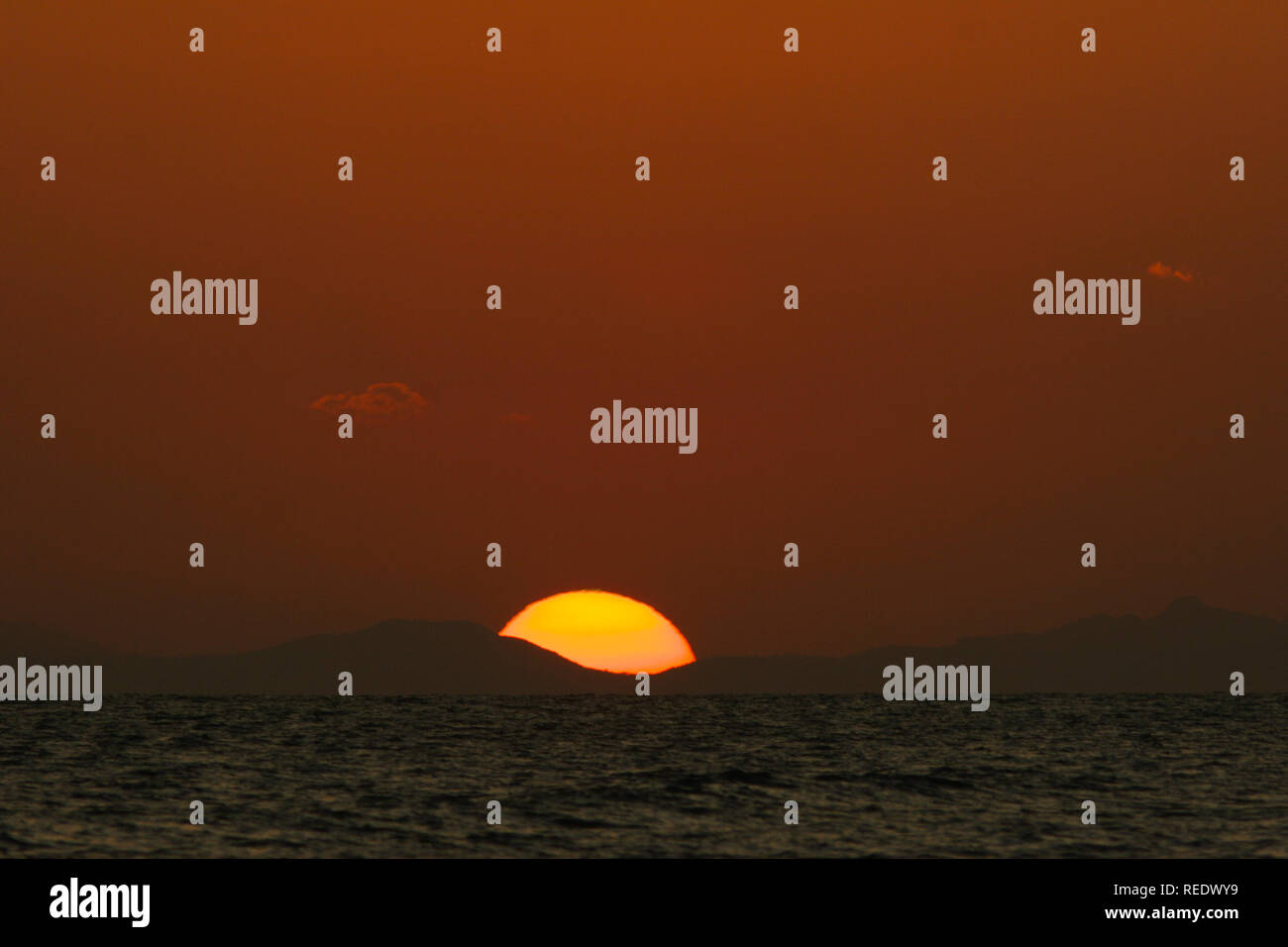 Sun disappearing horizon beautiful orange hi-res stock photography and ...