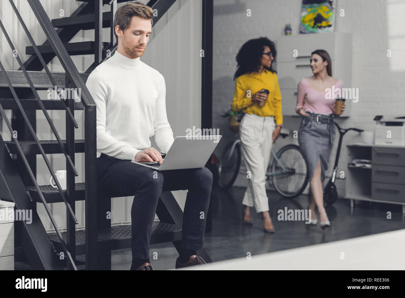 Businesswomen walking behind hi-res stock photography and images - Alamy