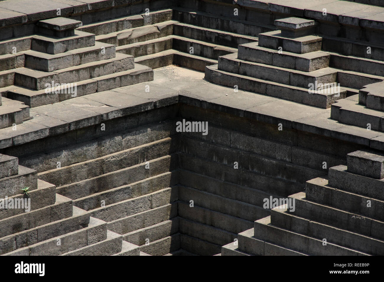 The amazing architecture public bath and step well around Royal ...