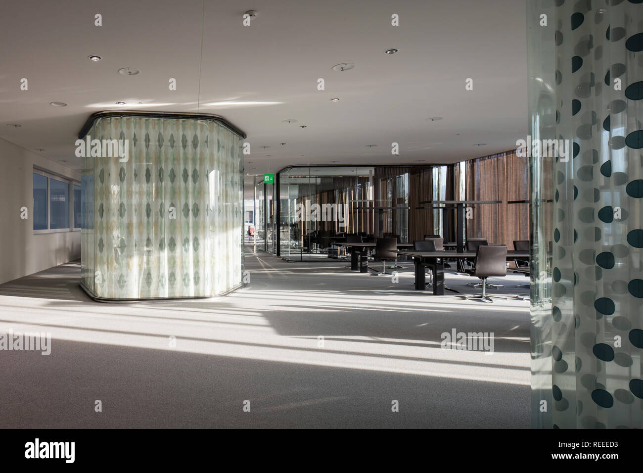 Open plan office with glazed think tanks. Swiss Re Office headquarters ...