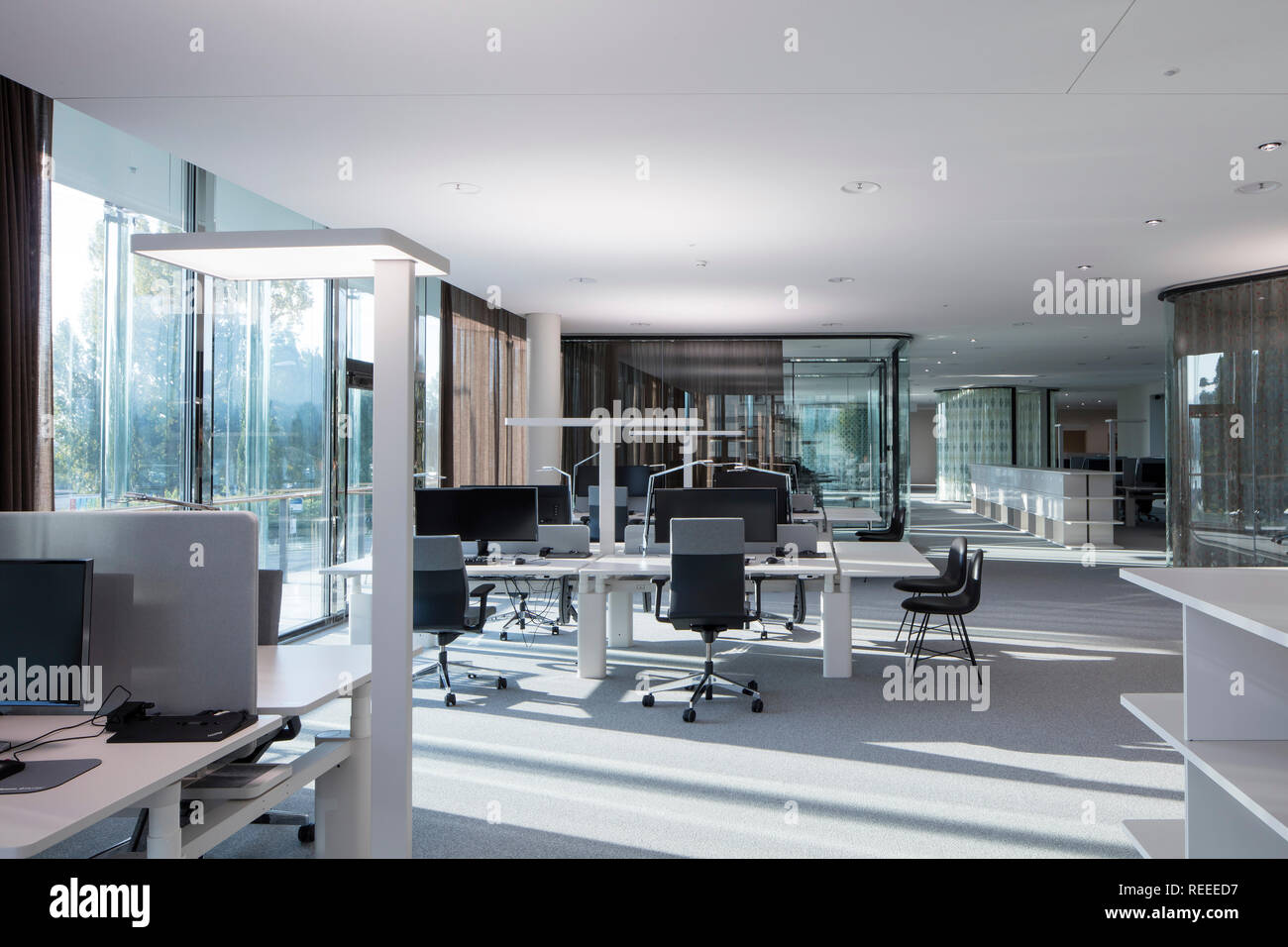 Open plan office with glazed think tanks. Swiss Re Office headquarters ...