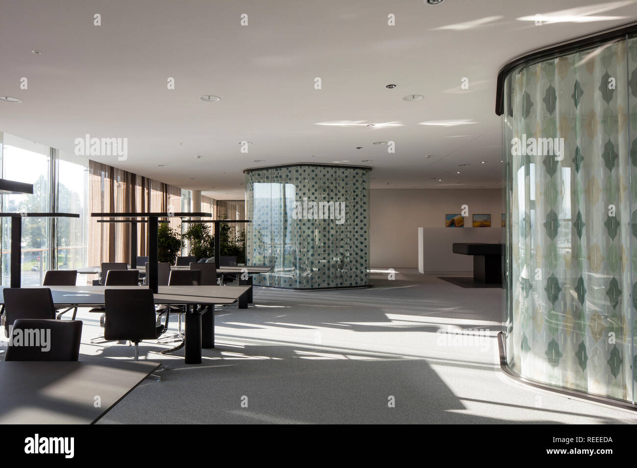Open plan office with glazed think tanks. Swiss Re Office headquarters ...