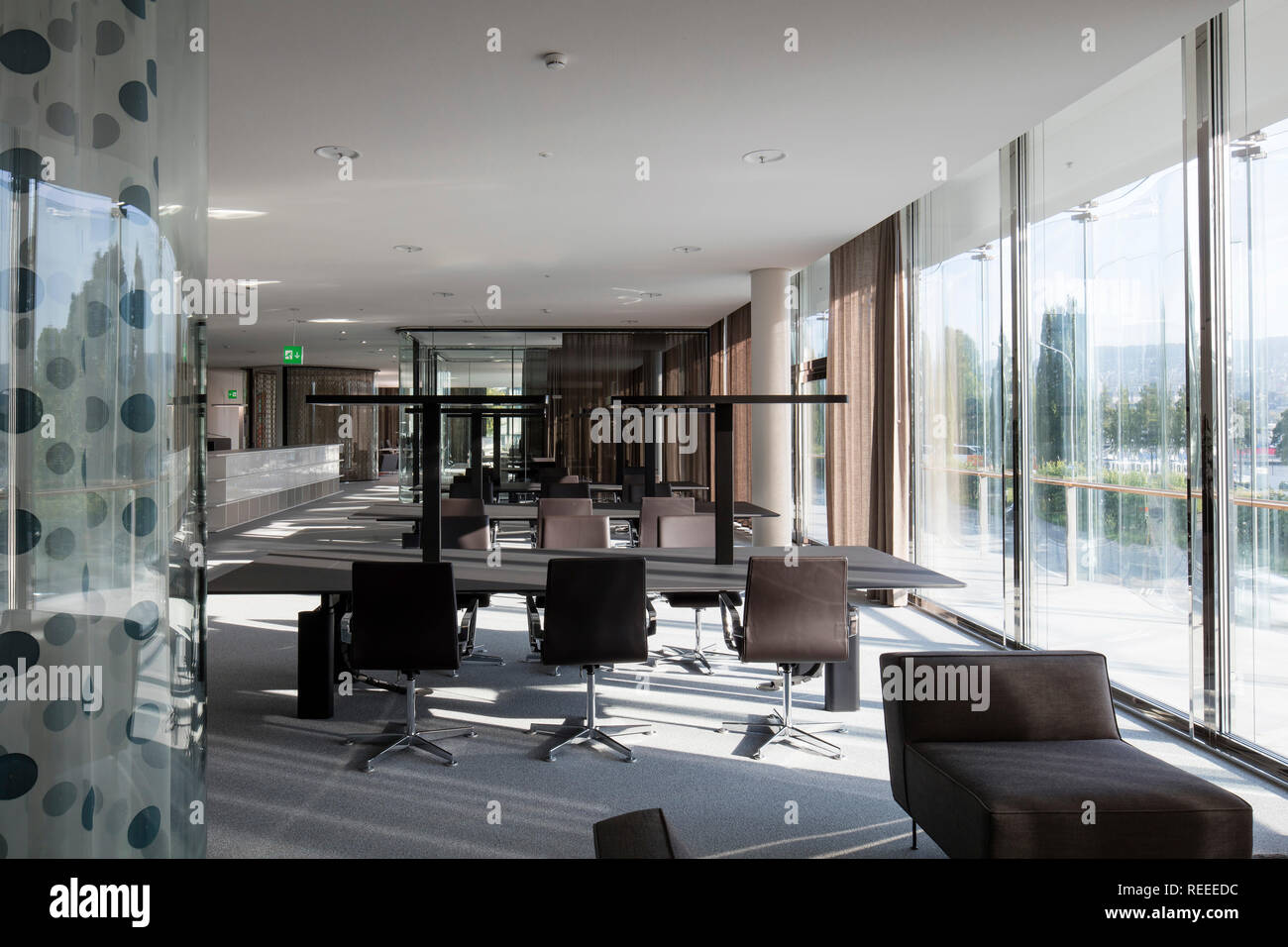 Open plan office with glazed think tanks. Swiss Re Office headquarters ...