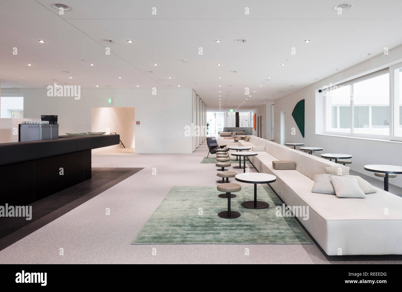 Lounge and coffee bar. Swiss Re Office headquarters, Zurich ...