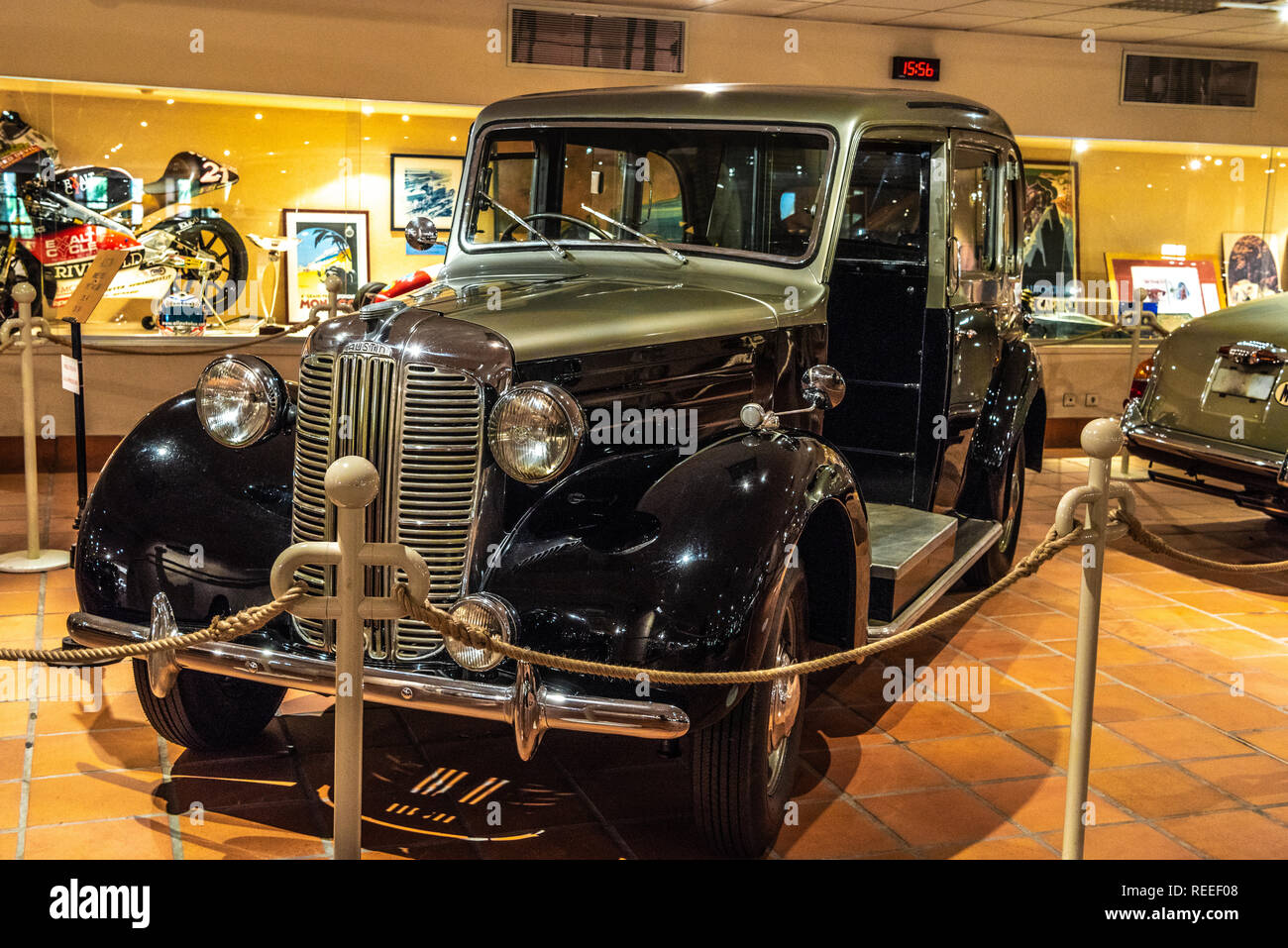 Black cab driver 1950s hi-res stock photography and images - Alamy