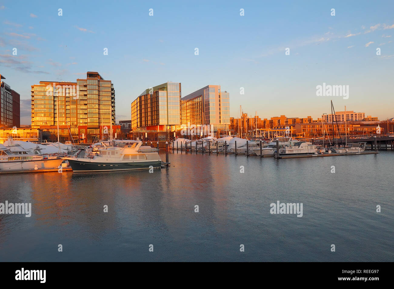 Waterfront buildings and buildings hi-res stock photography and images ...