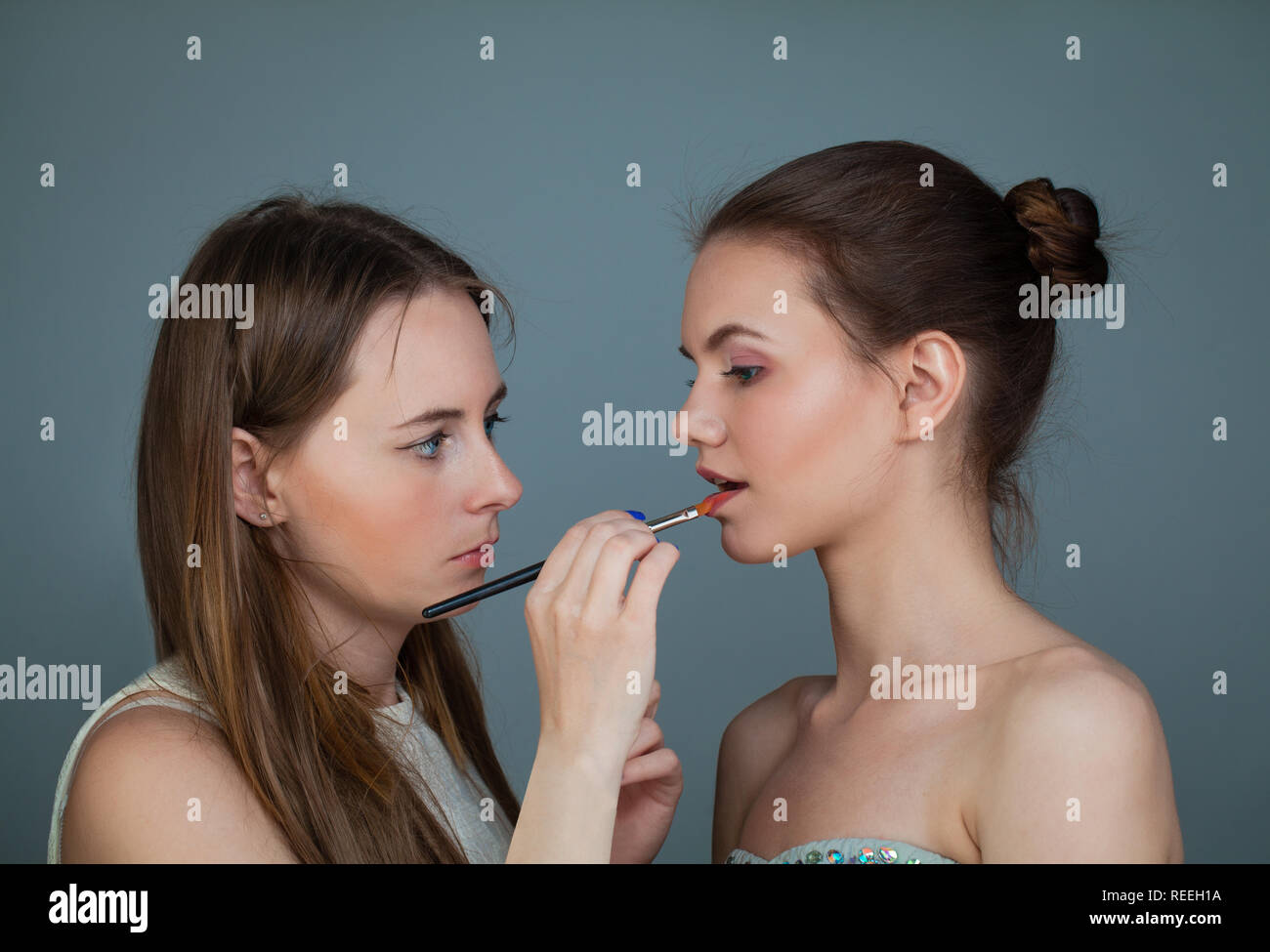 Applying makeup hi-res stock photography and images - Alamy