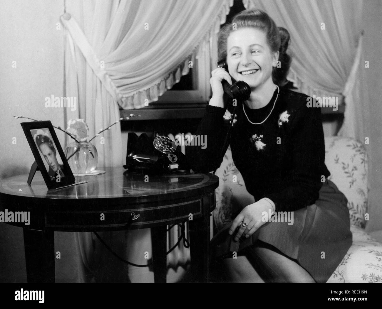 Vintage black 1940s telephone on hi-res stock photography and images ...