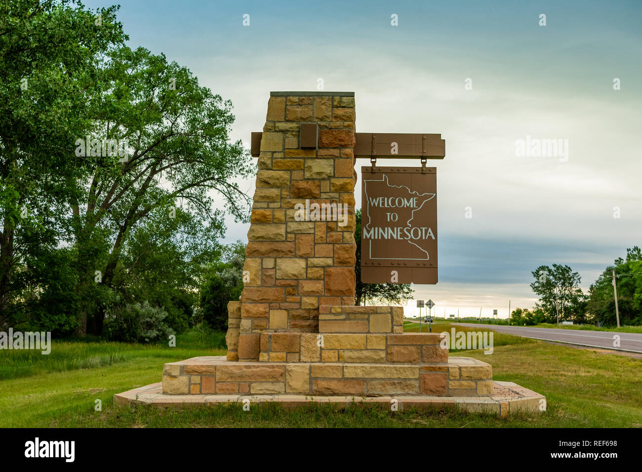 Welcome to Minnesota Sign along country road Stock Photo - Alamy