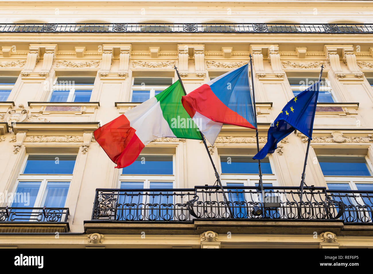 Italian consulate building hi-res stock photography and images - Alamy