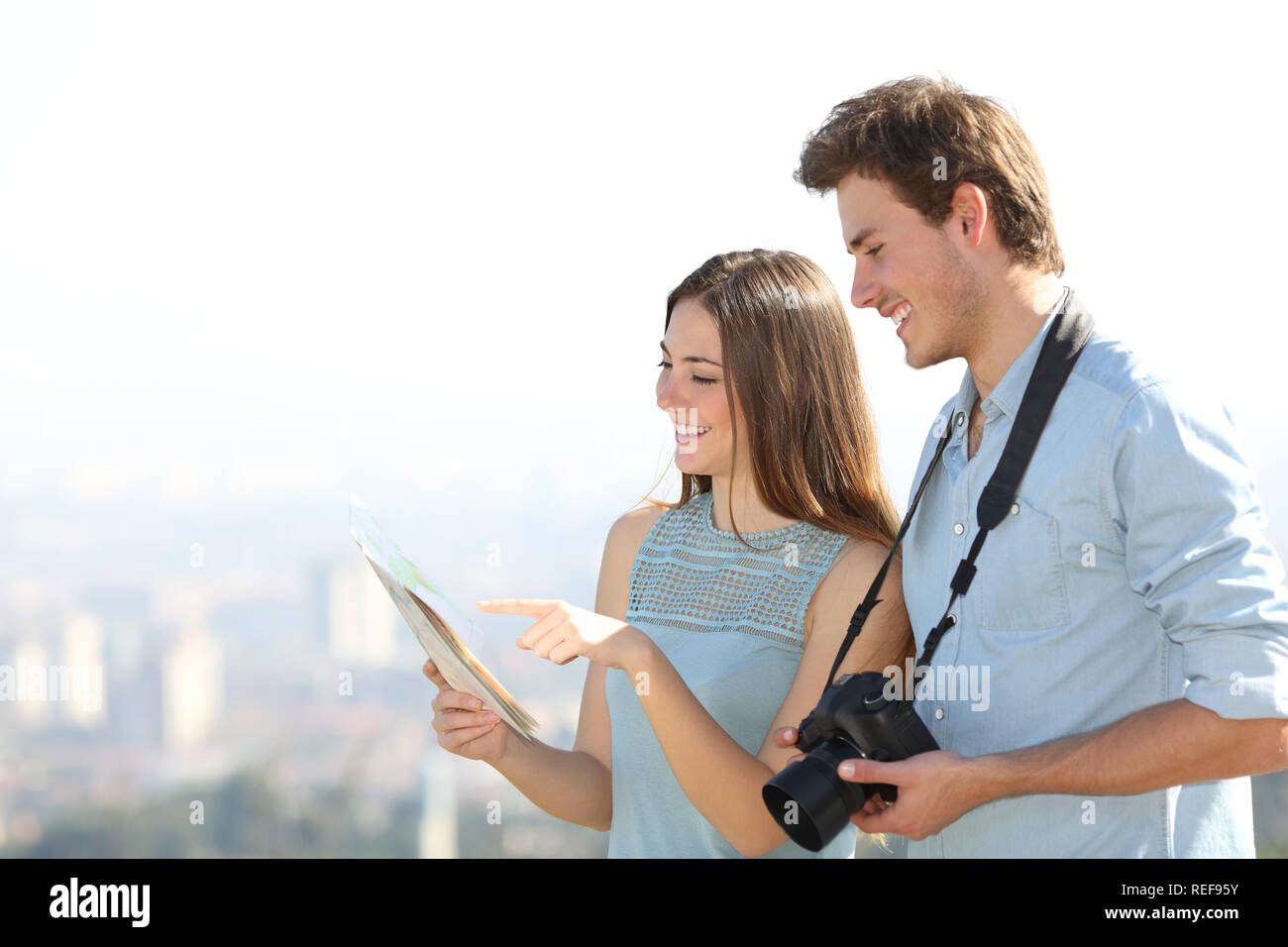 Family checking map hi-res stock photography and images - Alamy