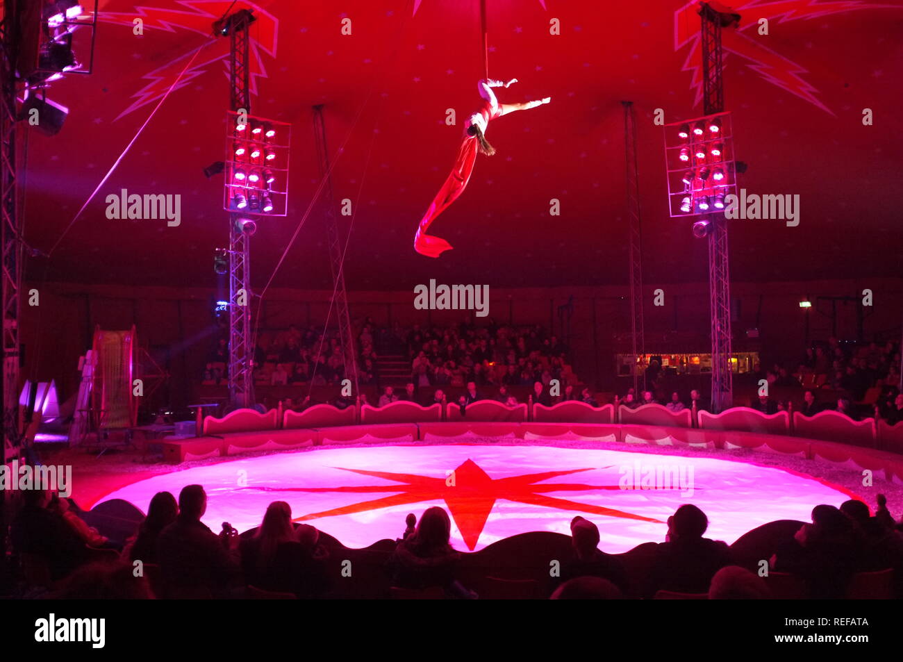 Circus acrobats hi-res stock photography and images - Alamy