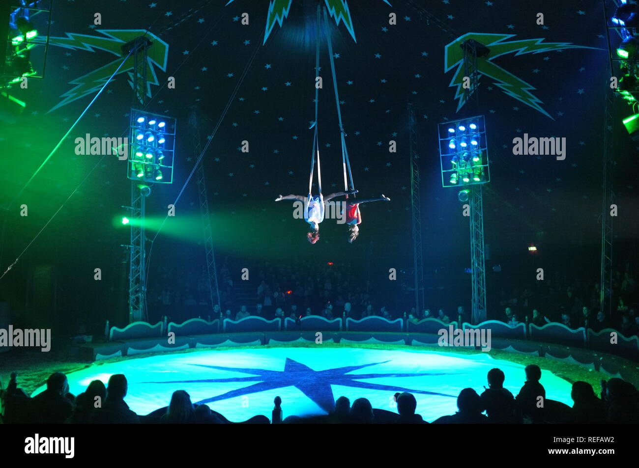 Acrobats and circus hi-res stock photography and images - Alamy