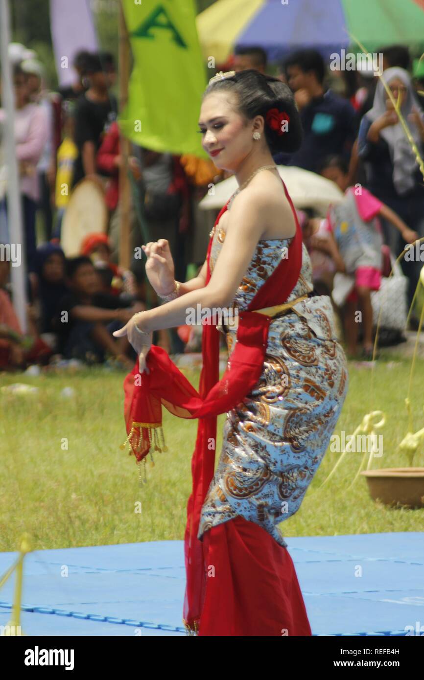 Madiun, Indonesia. 20th Jan, 2019. A resident wears a distinctive ...