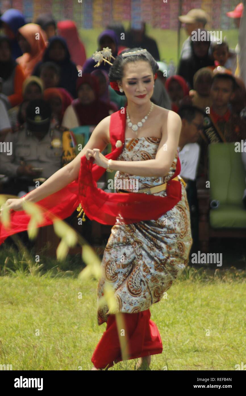 Madiun, Indonesia. 20th Jan, 2019. A resident wears a distinctive ...