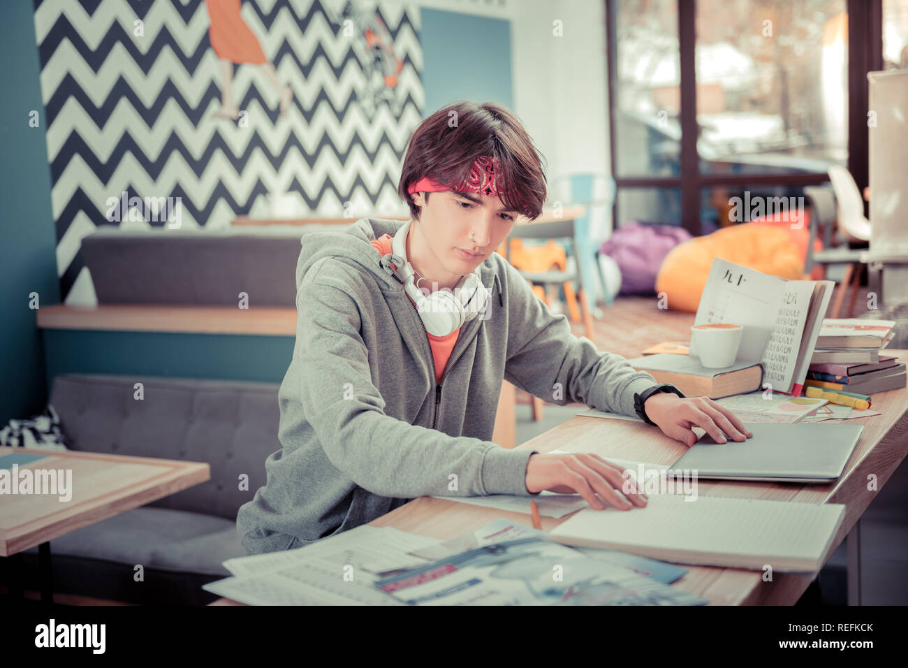 Online resources hi-res stock photography and images - Alamy