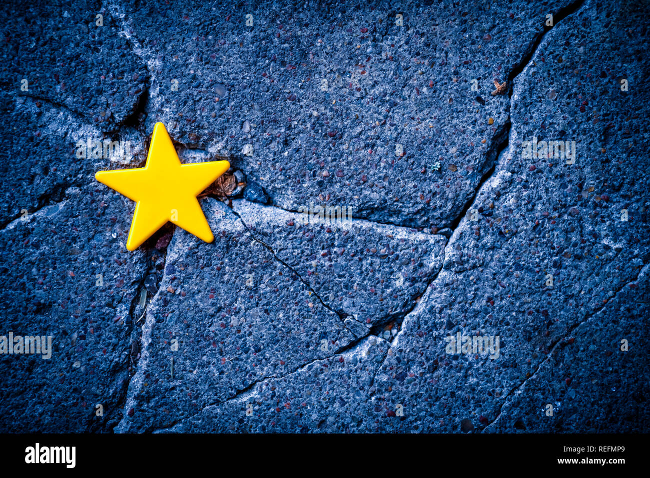 Cracked star hi-res stock photography and images - Alamy