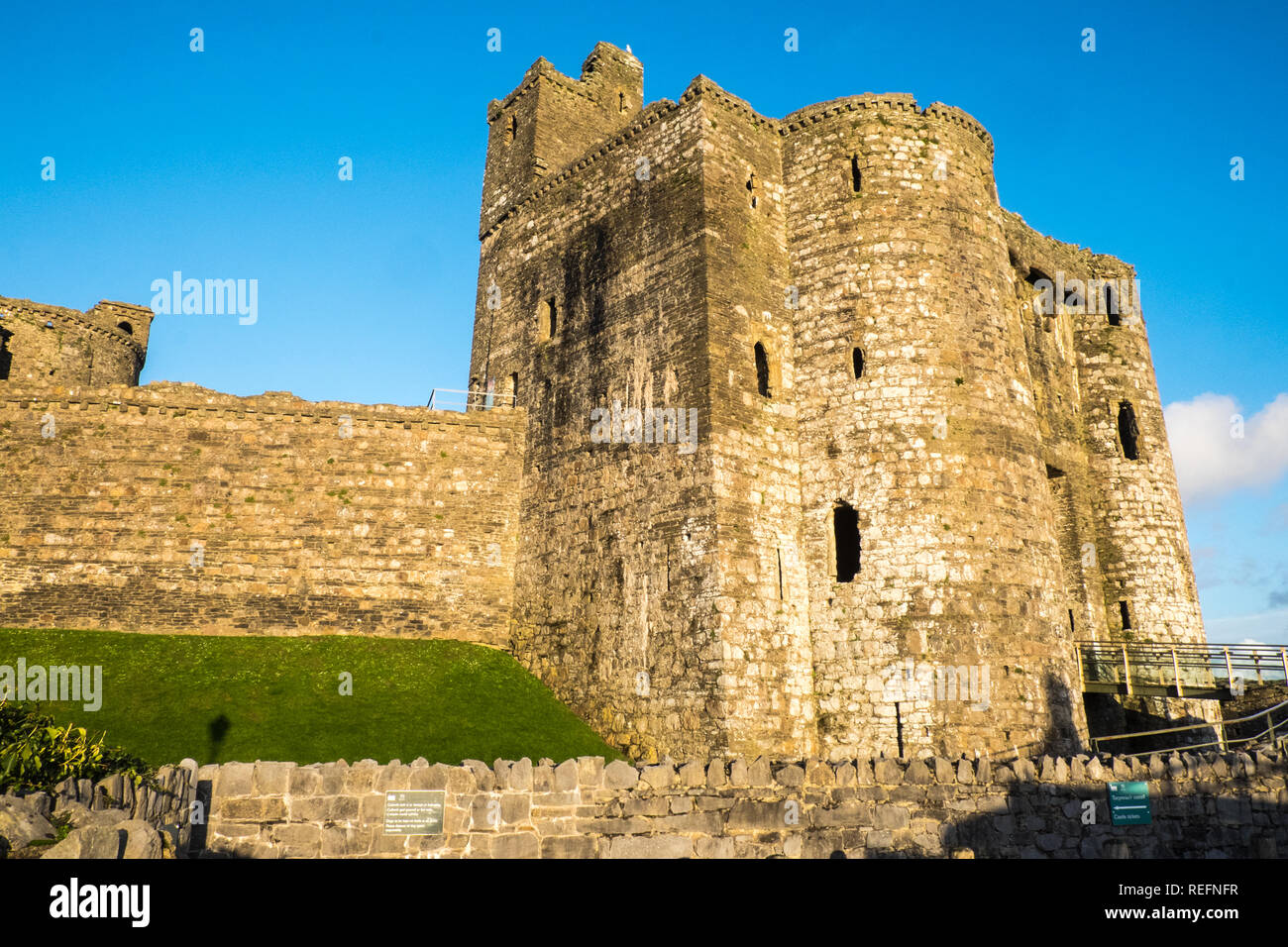 Kidwelly castle ruins hi-res stock photography and images - Alamy