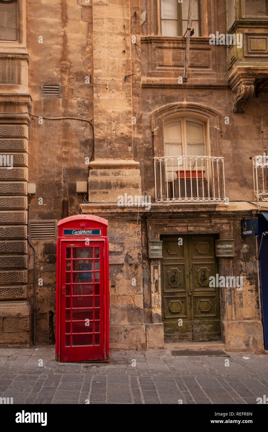 Traditional English red phone box outside a Baroque building in ...