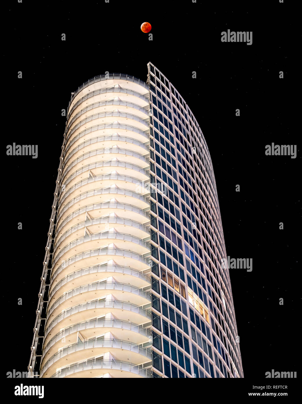 Super Blood Wolf Moon Eclipse over Museum Tower in Downtown Dallas ...