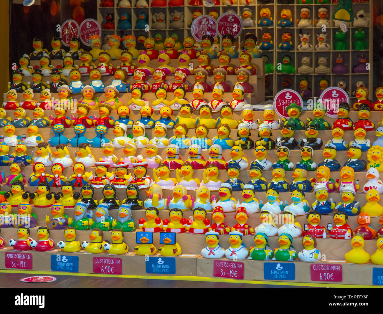 Plastic ducks hi-res stock photography and images - Alamy