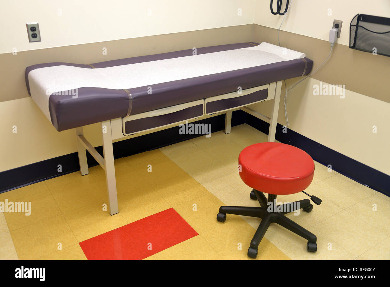 Patient room exam chair hi-res stock photography and images - Alamy