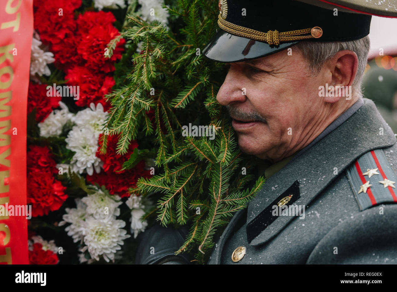 Moscow, Russia. 21st Jan, 2019. A man carries flowers to Lenin's ...