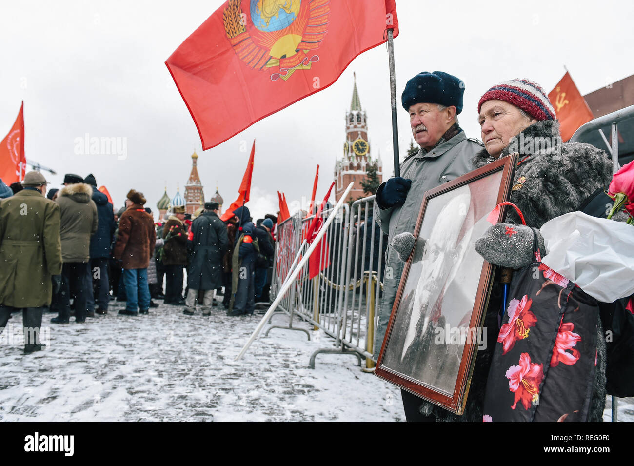 Moscow, Russia. 21st Jan, 2019. People with the portrait of Lenin stand ...