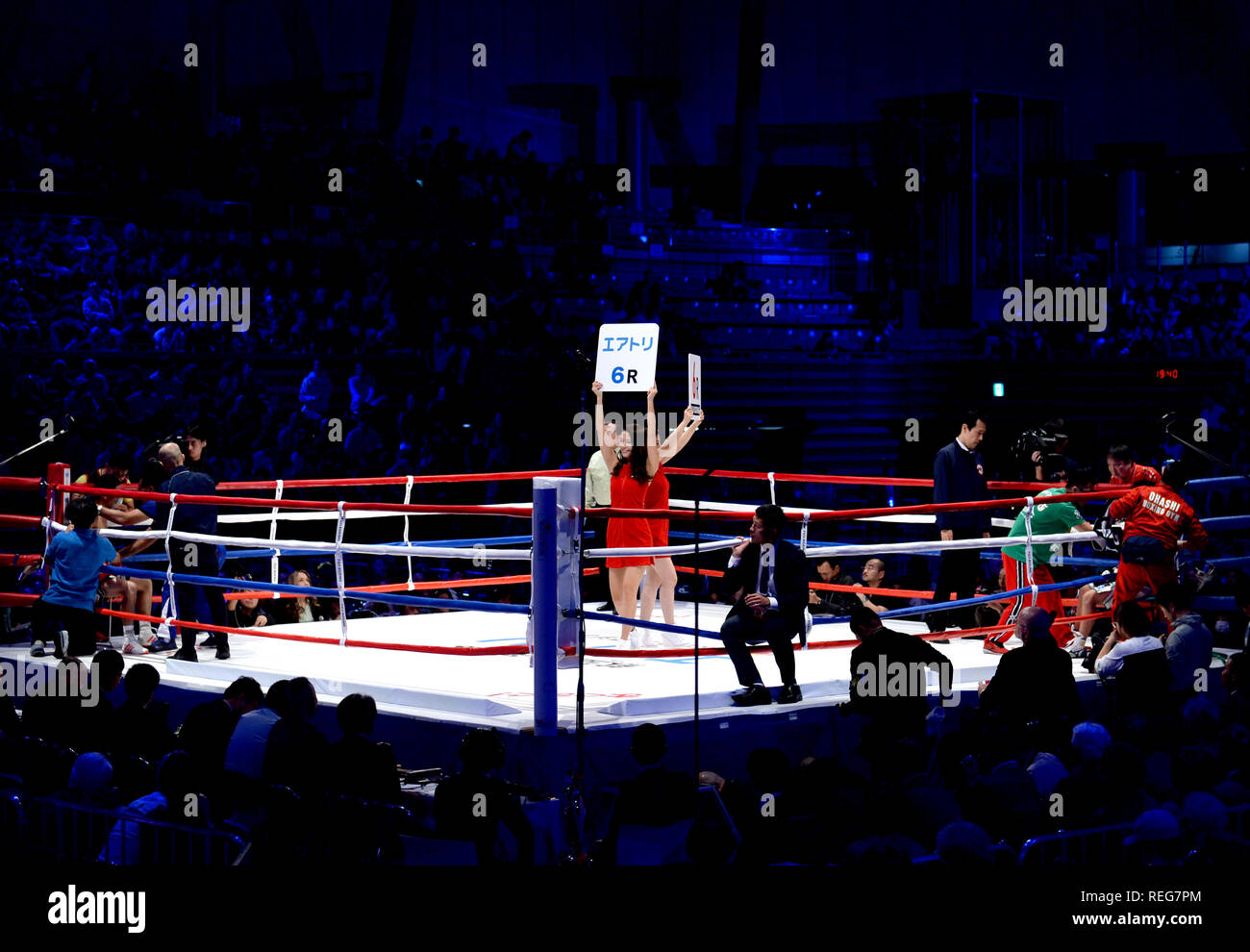 Ring girls hi-res stock photography and images - Alamy