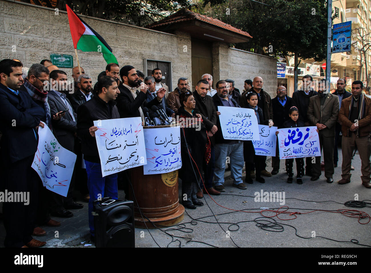 Ofer prison hi-res stock photography and images - Alamy