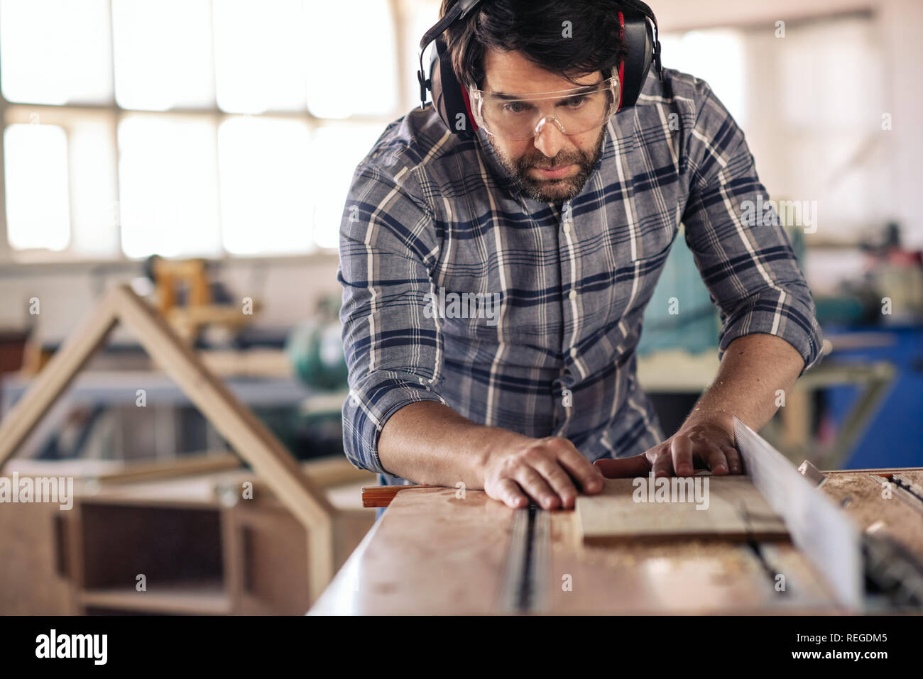 Woodworker making table hi-res stock photography and images - Alamy