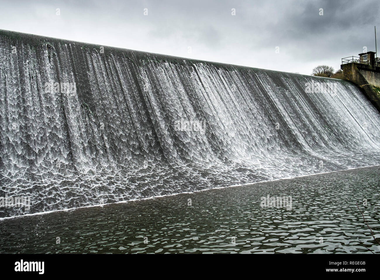 Water flowing down the spillway at Porth Reservoir in Cornwall Stock ...