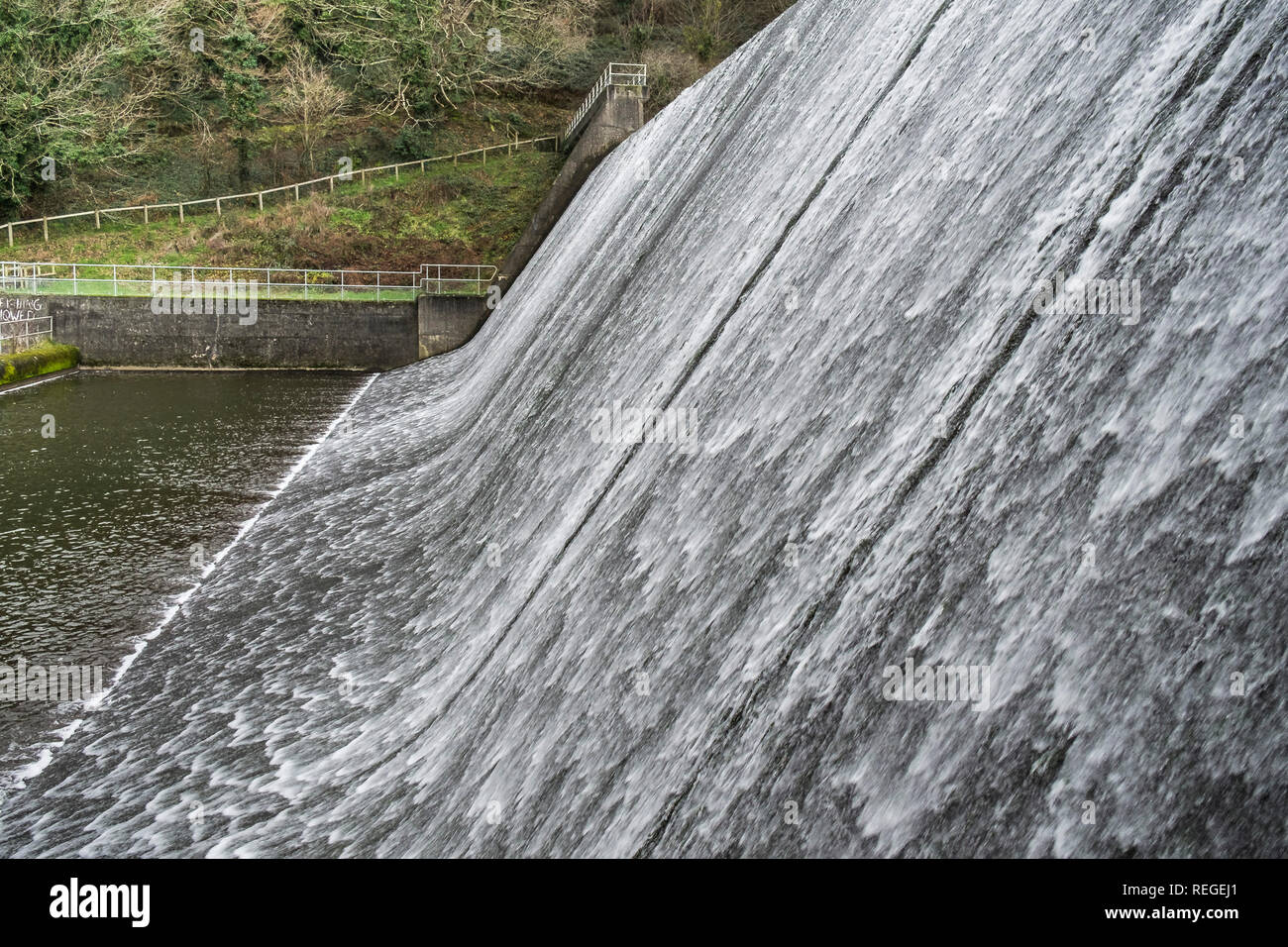 Water flowing down the spillway at Porth Reservoir in Cornwall Stock ...