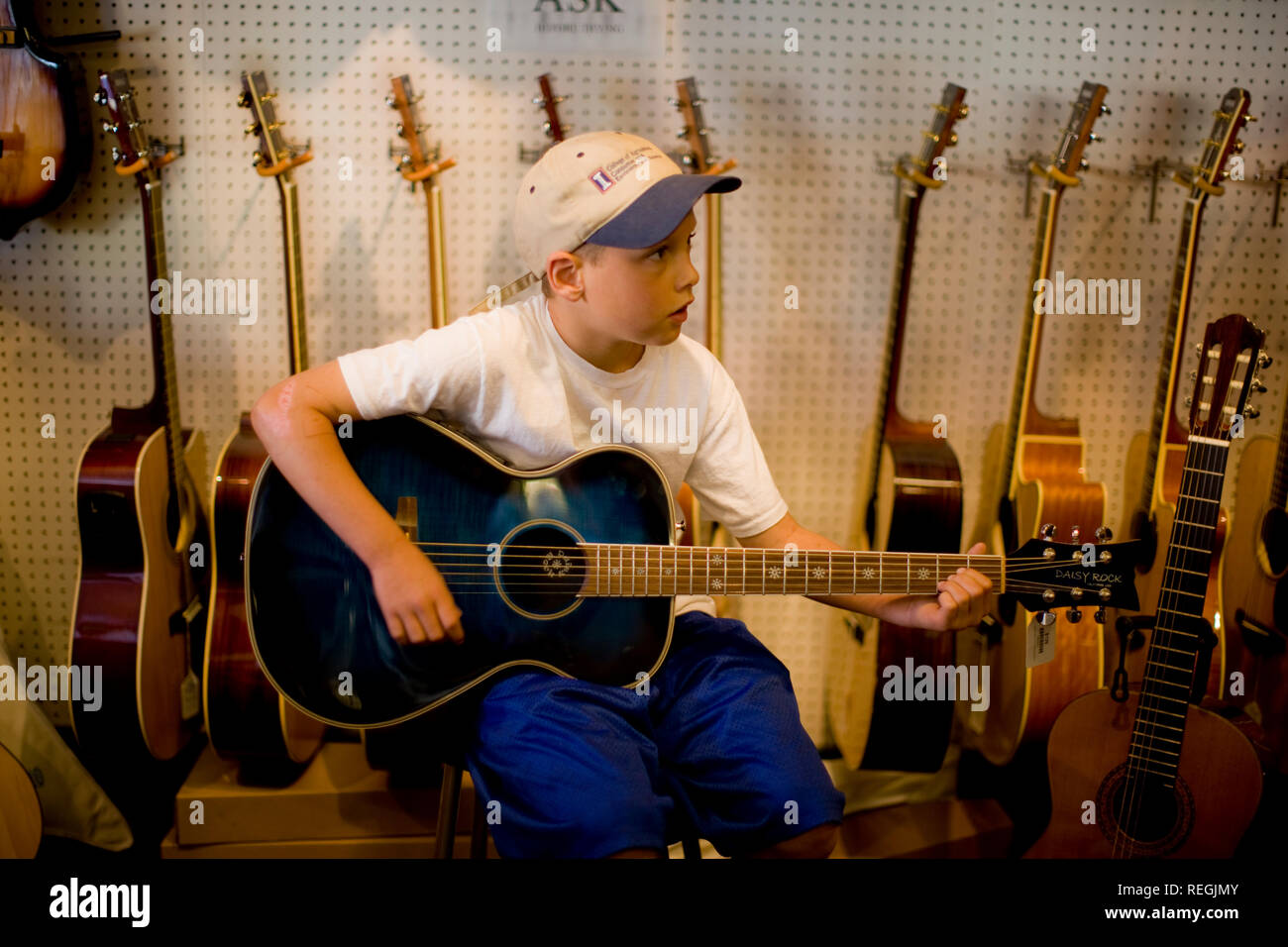 Kids playing music early hi-res stock photography and images - Alamy