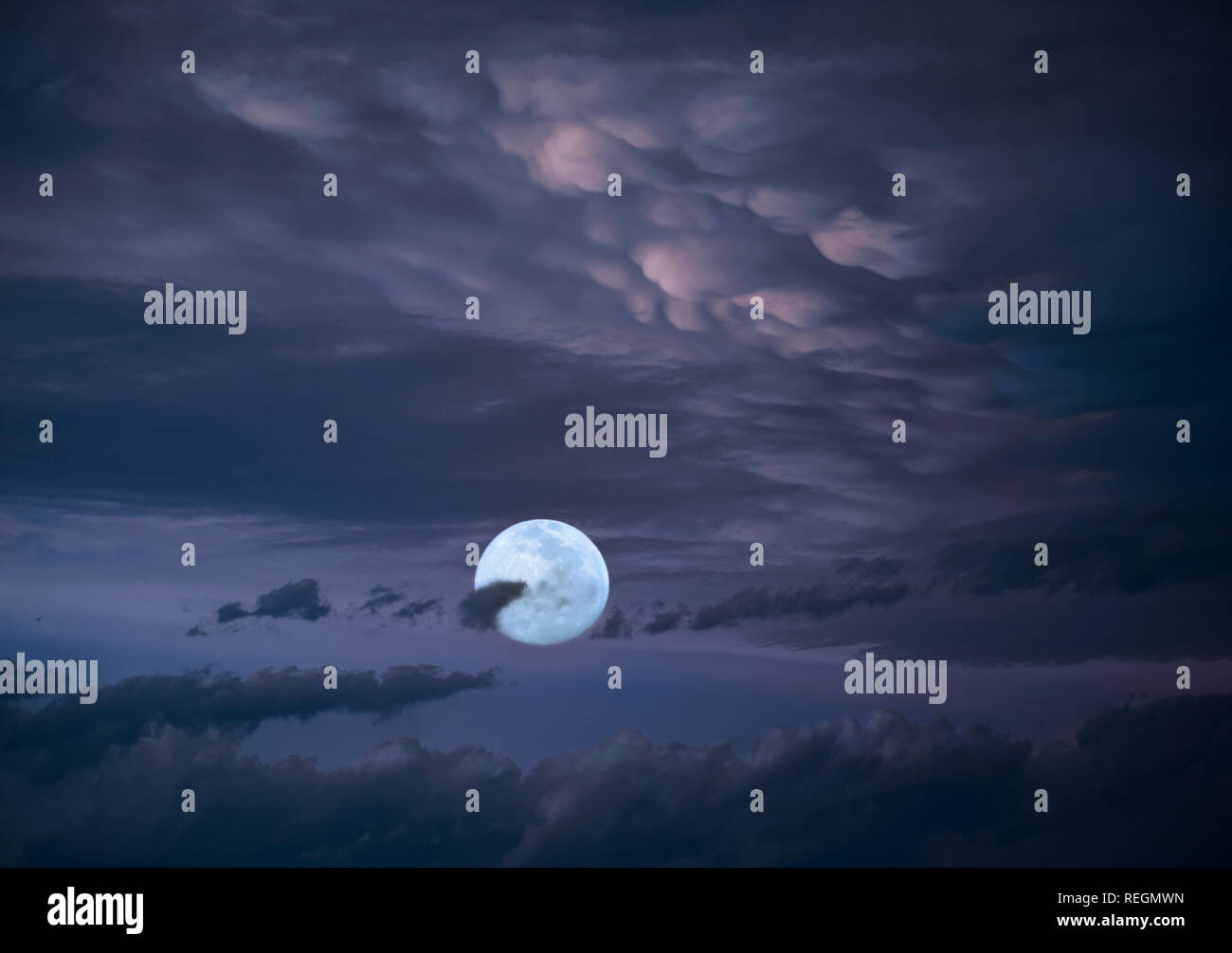 Cloudy night sky moon hi-res stock photography and images - Alamy